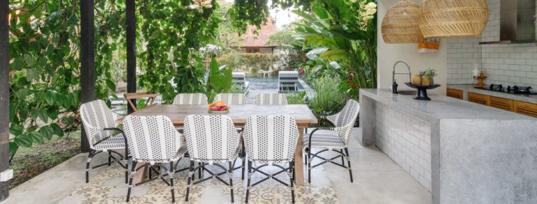Best Outdoor Kitchen Ideas For Ultimate Poolside Entertaining - The ...